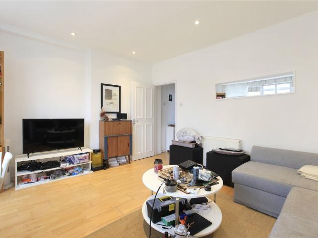 1 bedroom property in Thurleigh Court, Nightingale Lane, London, SW12 £2,250 pcm | Chestertons