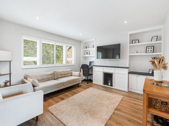 1 bedroom property in Thames Road, London, W4 £1,900 pcm | Chestertons