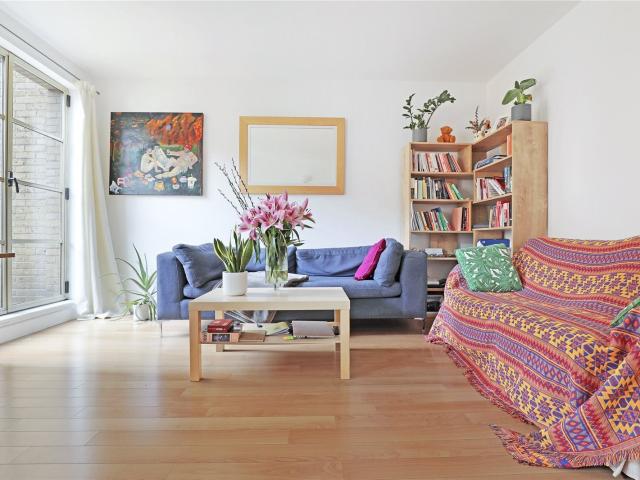 1 bedroom property in The Circle, Queen Elizabeth Street, London, SE1 £2,250 pcm | Chestertons