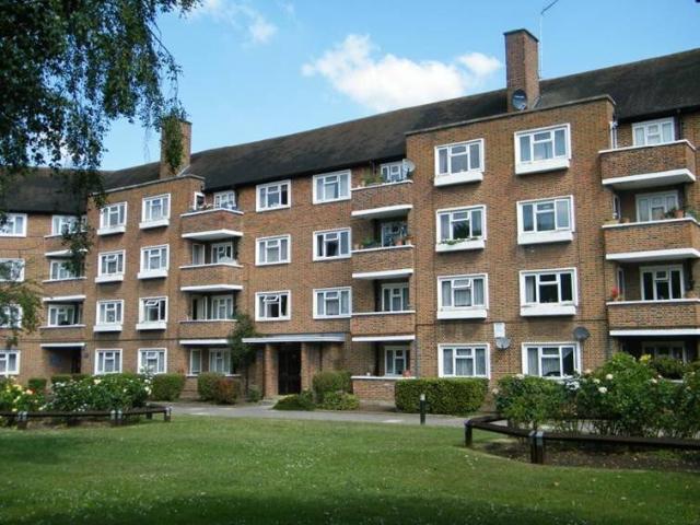 1 bedroom property in The Willoughbys, East Sheen, London, SW14 £1,900 pcm | Chestertons