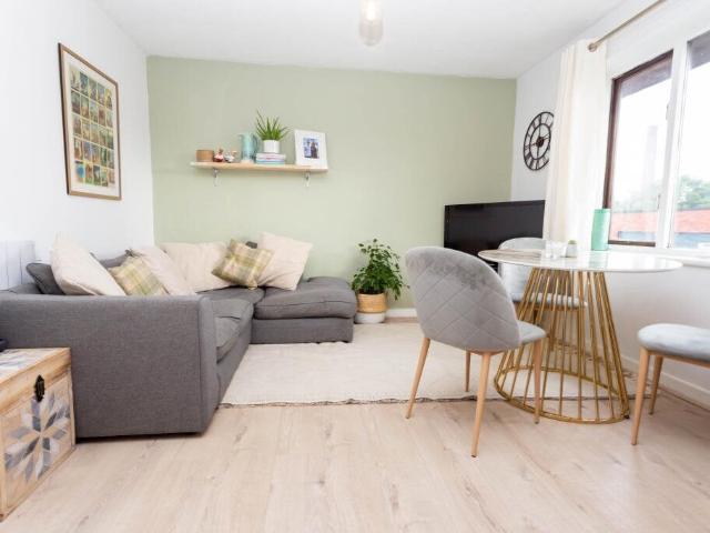 1 bedroom property in Turner Court, Albion Street, London, SE16 £2,100 pcm | Chestertons