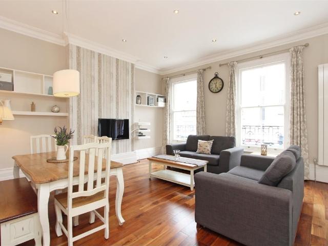1 bedroom property in Upper Richmond Road, London, SW15 £2,000 pcm | Chestertons