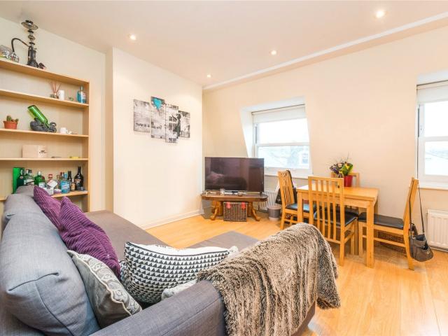 1 bedroom property in Upper Richmond Road, Putney, London, SW15 £2,000 pcm | Chestertons
