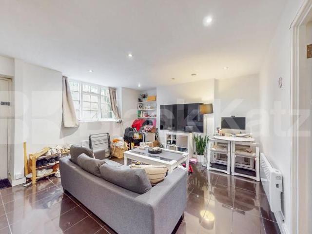 1 bedroom property located in the heart of Angel