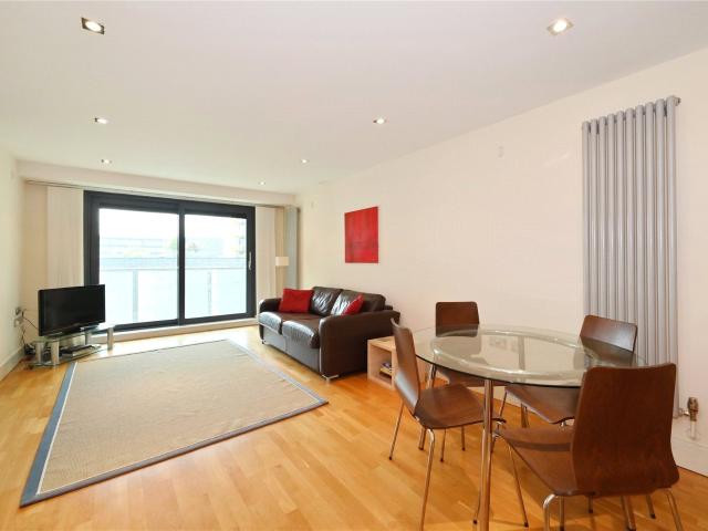 1 bedroom property to let in Millharbour, Canary Wharf, London, E14 £2,200 pcm