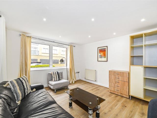 1 bedroom property to let in Newport Avenue, London, E14 £2,000 pcm