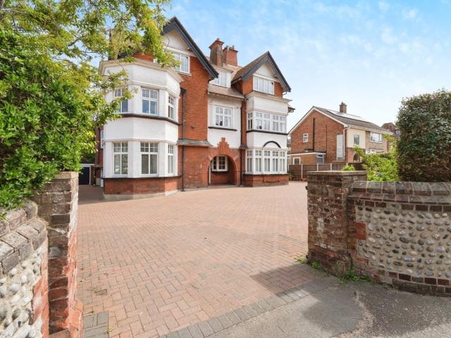 1 bedroom property to let in Norwich Road, NR27 0AZ £900 pcm
