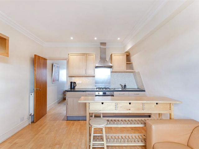 1 bedroom property to let in Old Town, London, SW4 £2,000 pcm