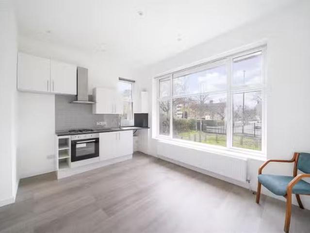 1 bedroom property to let in Aldrington Road, London, SW16 £.