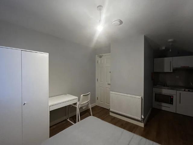 1 bedroom property to let in Bearwood Parade, Bearwood Road £700 pcm