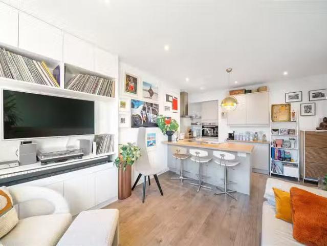 1 bedroom property to let in Cambridge Gardens, London, W10.