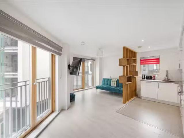 1 bedroom property to let in Chapel Yard, London, SW18 £2,00.