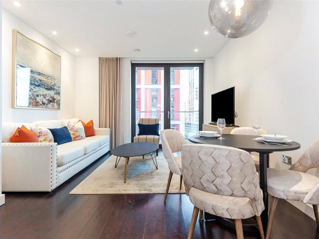 1 bedroom property to let in Charles Clowes Walk, London, SW11 £3,000 pcm