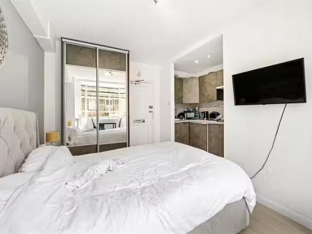 1 bedroom property to let in Chelsea Cloisters, Sloane Avenue.