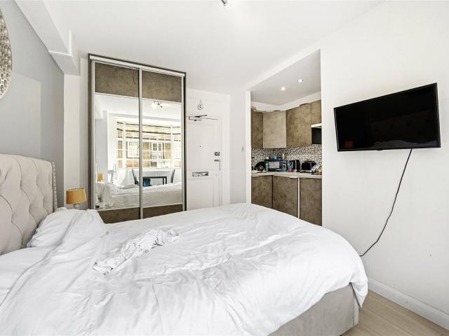 1 bedroom property to let in Chelsea Cloisters, Sloane Avenue, London, SW3 £2,000 pcm