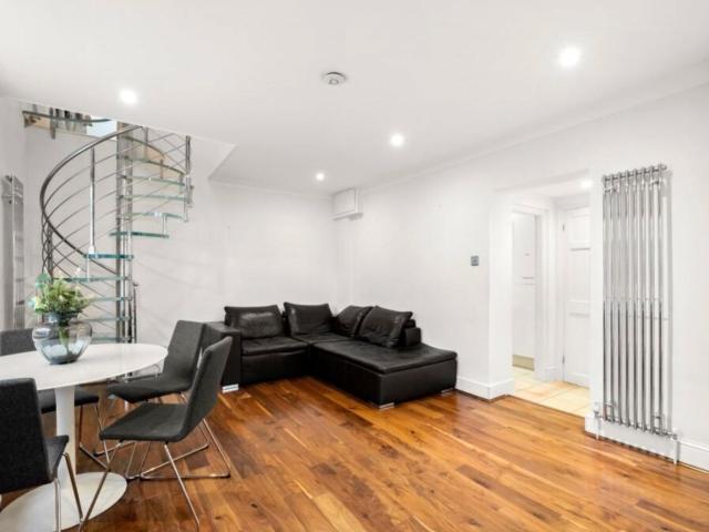 1 bedroom property to let in Chepstow Crescent, London, W11 £3,000 pcm