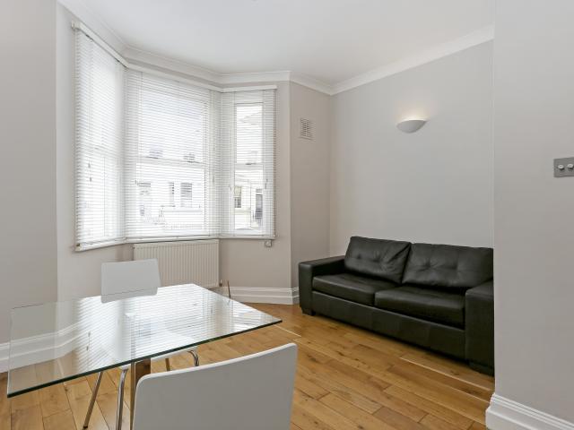 1 bedroom property to let in Chesson Road, London, W14 £2,200 pcm