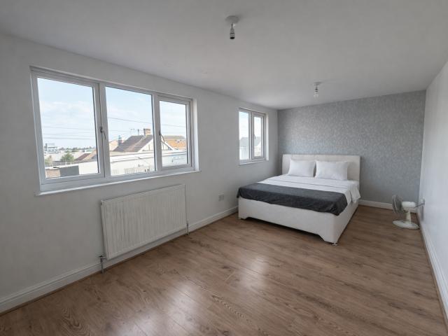1 bedroom property to let in Craven Avenue, SS8 0DJ £700 pcm