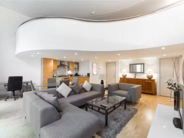 1 bedroom property to let in Earl's Court Square, Earls Court.