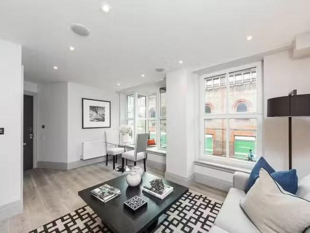 1 bedroom property to let in Fulham Road, London, SW6 £2,400.