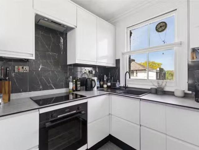 1 bedroom property to let in Grove Road, Surbiton, KT6 £1,69.