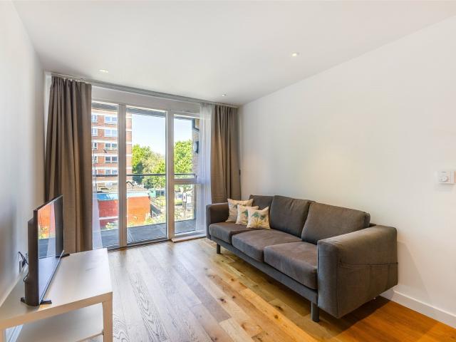 1 bedroom property to let in Hammersmith Grove, London, W12 £2,400 pcm