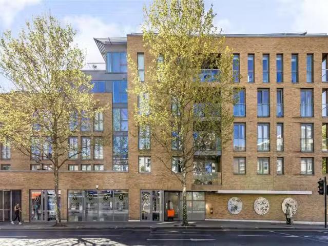 1 bedroom property to let in Hammersmith Grove, London, W12.