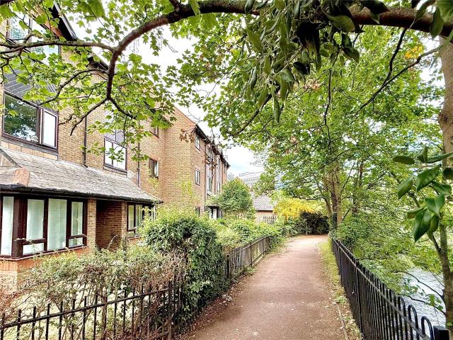 1 bedroom property to let in Heron Court, Denmark Road, Kingston upon Thames, Surrey, KT1 £1,550 pcm