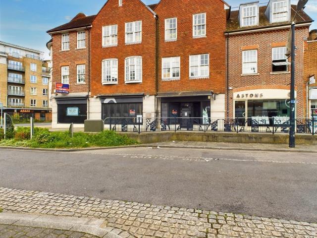 1 bedroom property to let in High street, crawley £1,200 pcm