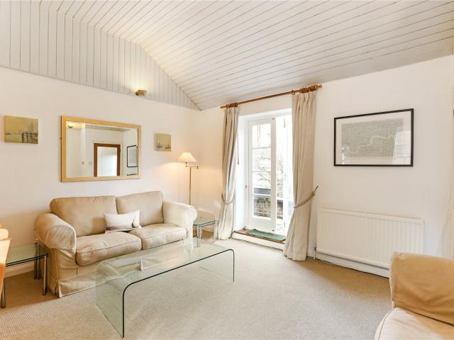 1 bedroom property to let in Lucerne Mews, London, W8 £3,000 pcm