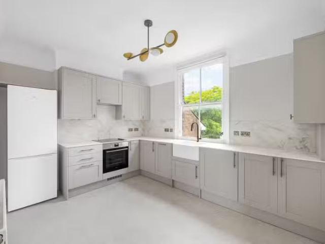 1 bedroom property to let in Park Hall Road, London, SE21 £1.