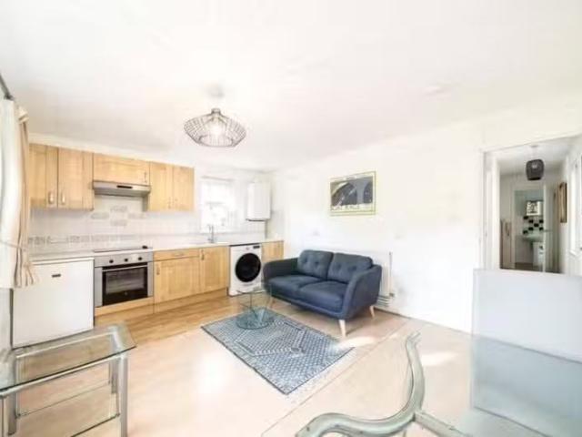 1 bedroom property to let in Pembridge Gardens, London, W2 £.