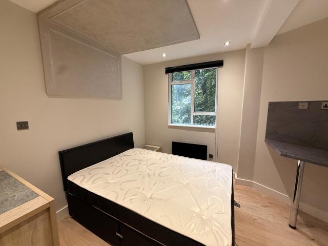 1 bedroom property to let in Queens Court, Clifton £850 pcm