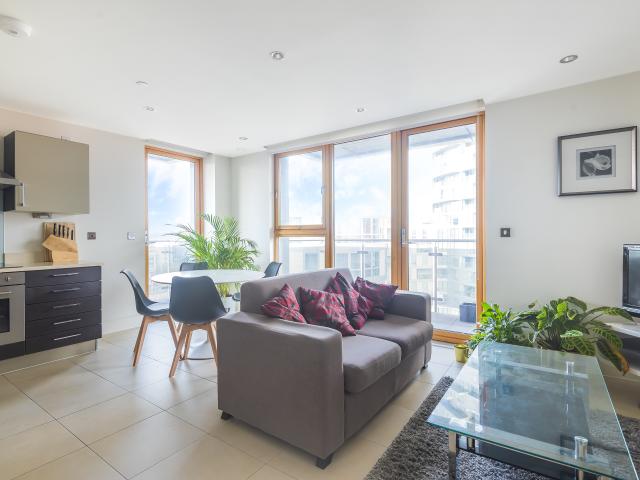 1 bedroom property to let in Streamlight Tower, 9 Province Square, London, E14 £2,000 pcm
