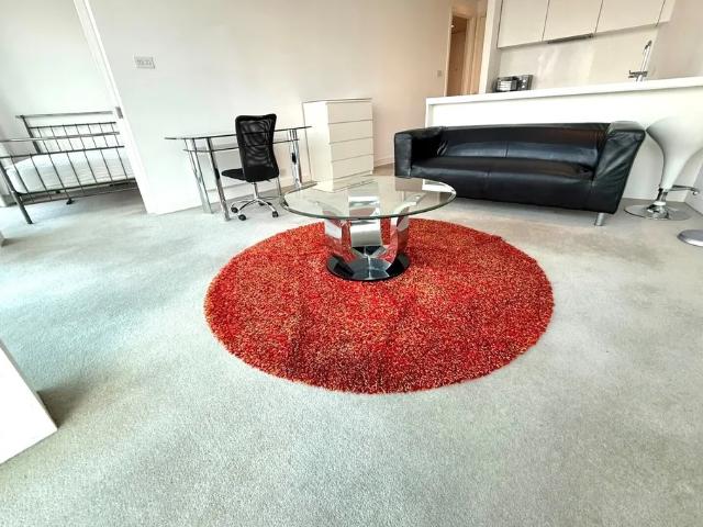 1 bedroom property to let in The Rotunda, Birmingham B2 £1,000 pcm
