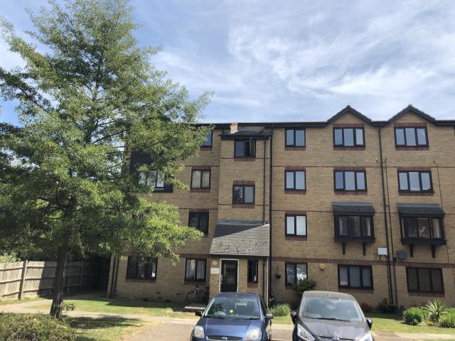 1 bedroom property to let in Waterville Drive, Basildon £950 pcm
