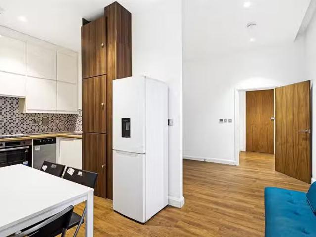 1 bedroom property to let in Weir Road, London, SW19 £1,600.