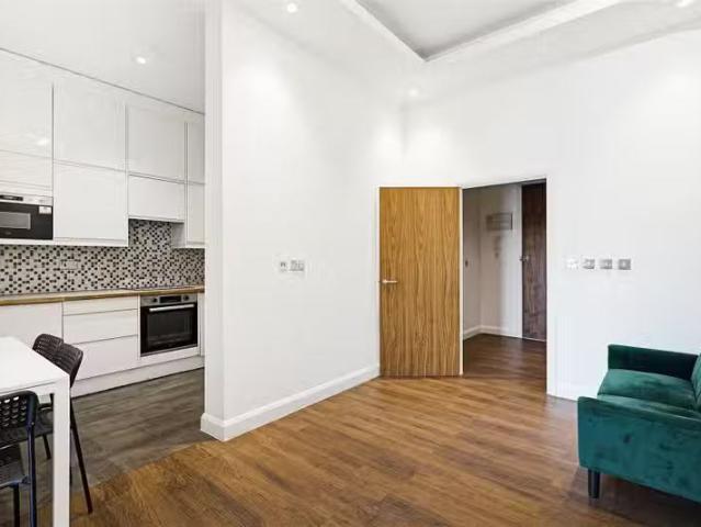 1 bedroom property to let in Weir Road, London, SW19 £1,600.