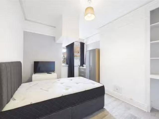 1 bedroom Property to rent, Cedar Road, Northampton, NN1 £560.