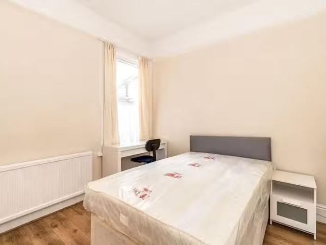 1 bedroom Property to rent, Fawcett Road, Southsea, PO4 £450.