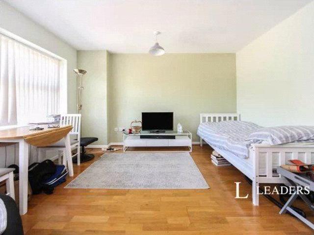1 bedroom property to rent High Street South, Dunstable, Bedfordshire, LU6