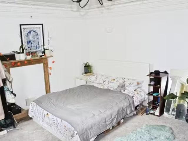 1 bedroom Property to rent, Lower Market Street, Penryn, TR10.