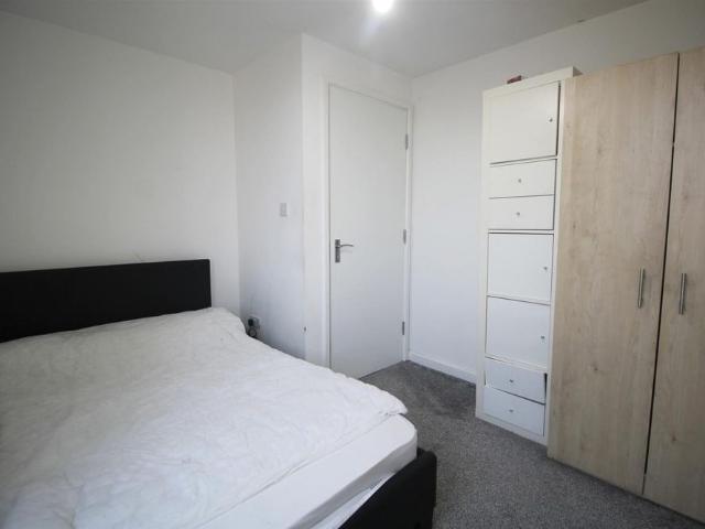 1 Bedroom Room To Let