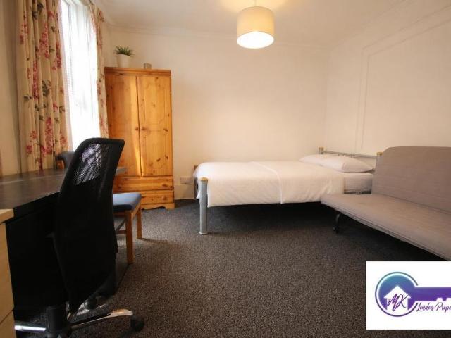 1 Bedroom Room in Flat Share To Rent