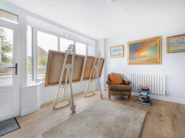 1 Bedroom Retail Roperty out Of Town Commercial