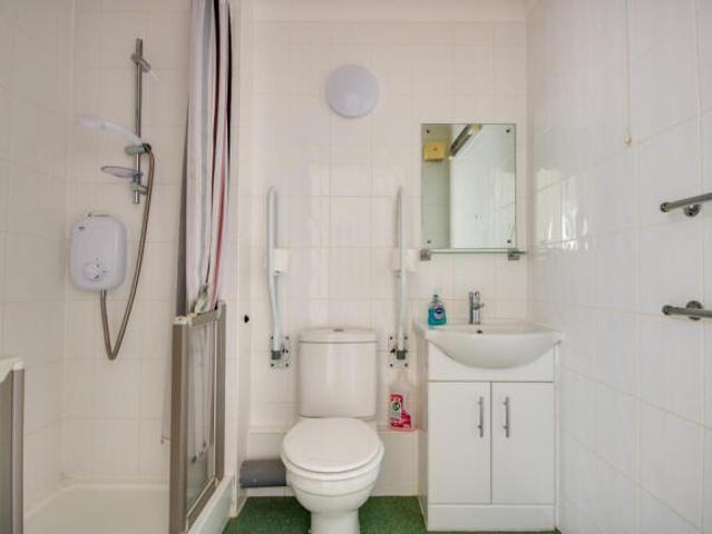 1 bedroom retirement property for sale in Bitterne Park! Extended Lease! Over 60's! Direct Access Onto Communal Gardens, SO18