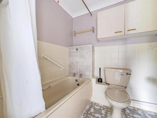 1 bedroom retirement property for sale in Orchard Court, Reading, Berkshire, RG2