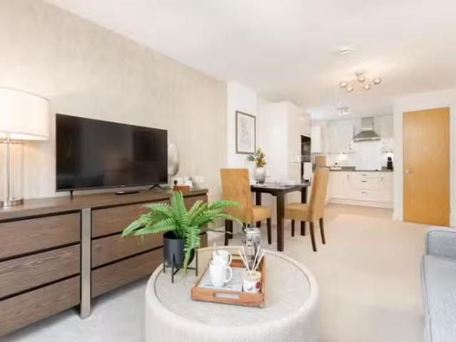 1 bedroom retirement property for rent in 24 Queens Road, Weyb.