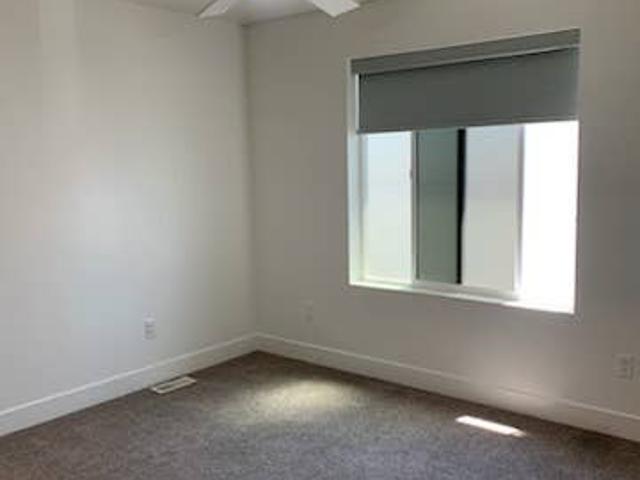 1 bedroom w/ large walk in closet