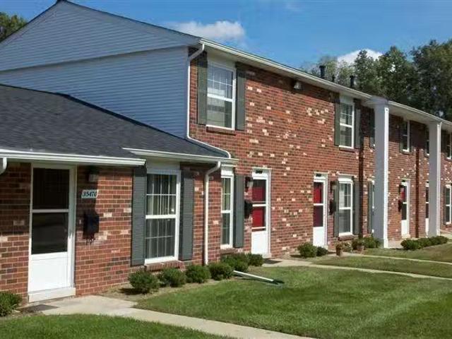 1 Bedroom Woodside Square Apartments